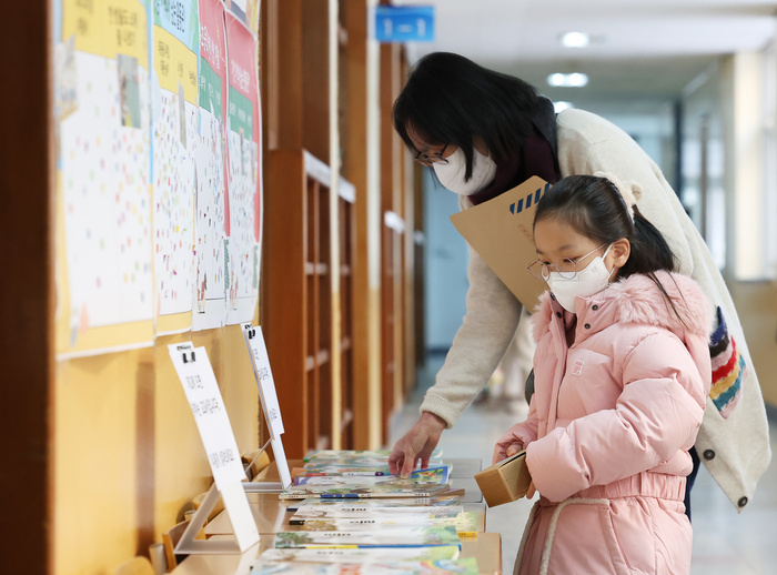 포토 초등 신입생 예비소집 학교 교실이 궁금해 대한경제