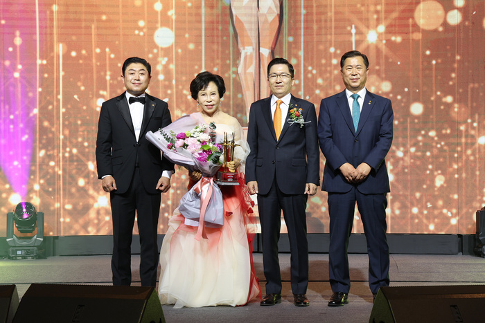 한화손보 연도대상 시상식 개최 보험왕 에 문명옥 명예상무 대한경제