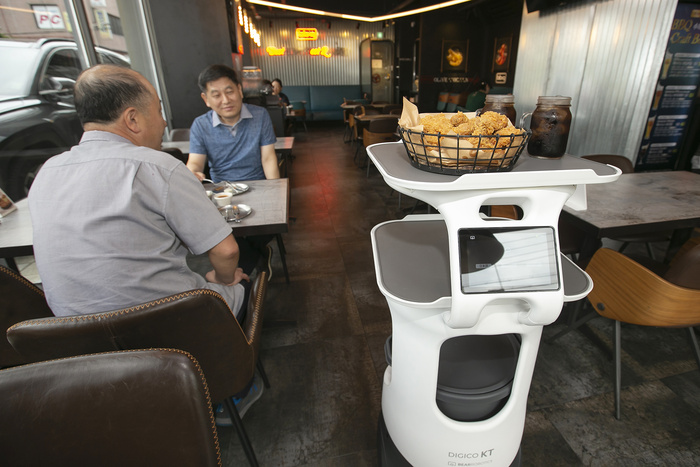 “지니야, BBQ 황금올리브 주문해줘” KTㆍBBQ DX 협약