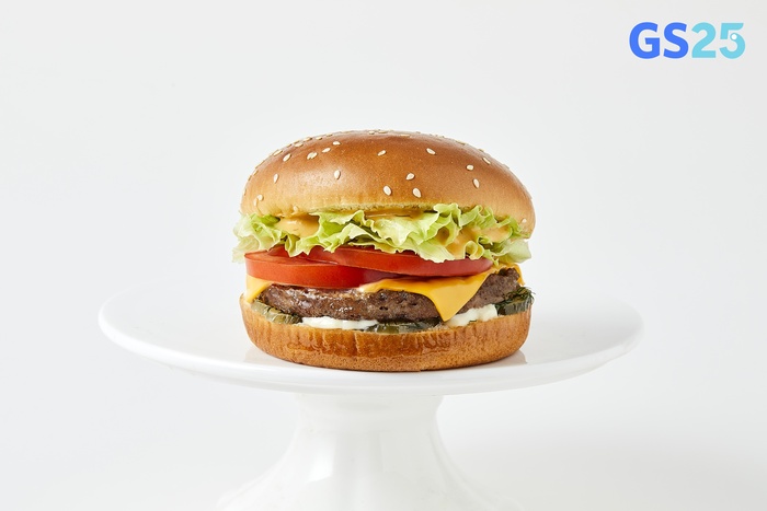 “햄버거 전문점에 도전장”…GS25, 100% 소고기 패티 햄버거 선봬 - 대한경제