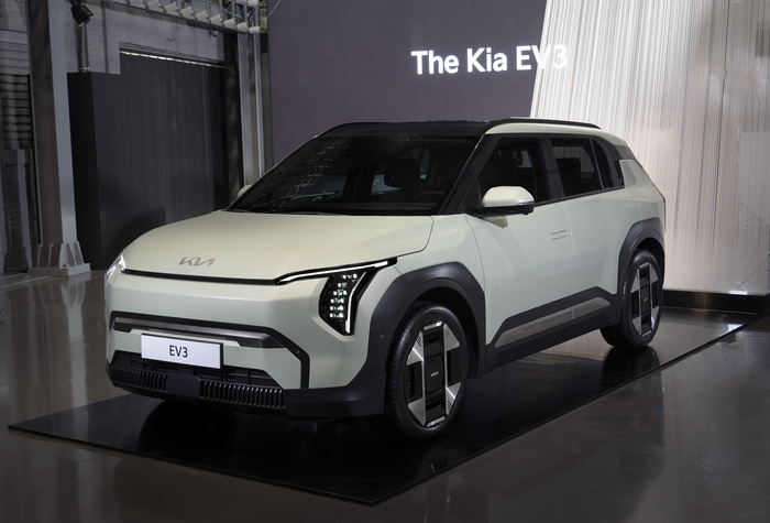 콤팩트 전기 SUV ‘더 기아 EV3’…1회 충전으로 최대 501㎞ 달린다 - 대한경제